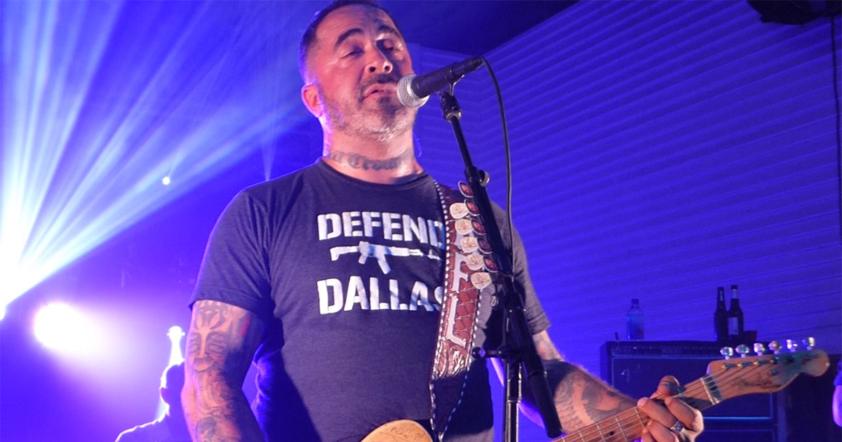 Singer Aaron Lewis of Staind screams ‘Shut the F up’ at crowd and ...